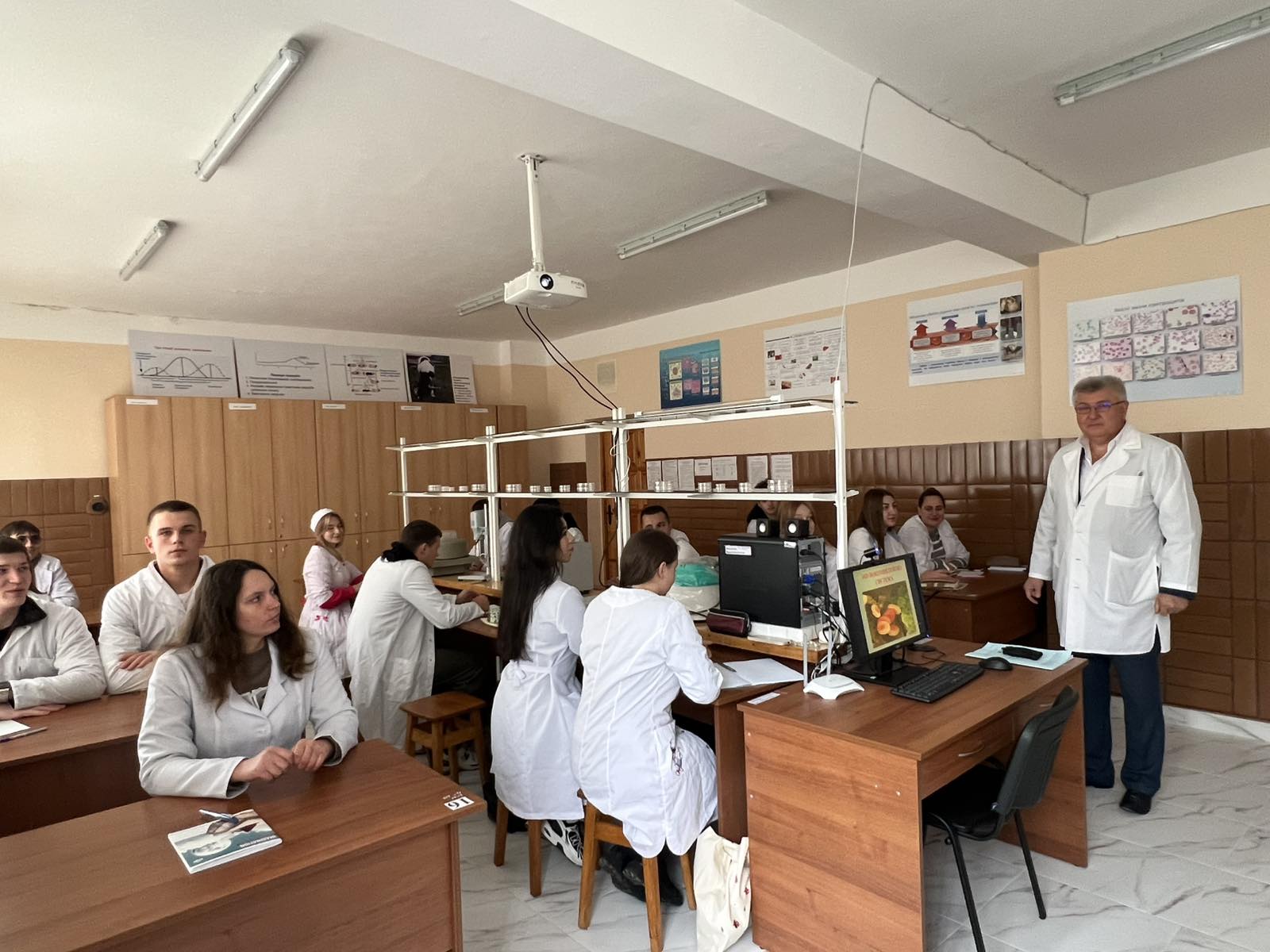 Професор Микола Малюк прочитав лекцію студентам на тему «Імунокомпетентна система тварин ...